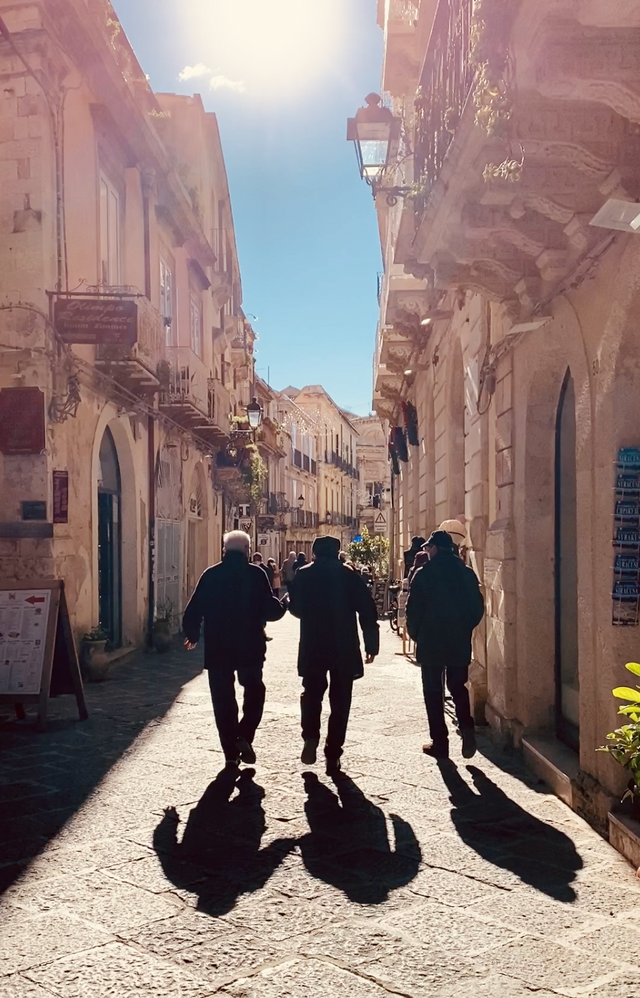 The Passeggiata: Italy's Evening Stroll Ritual Explained | Gratsi
